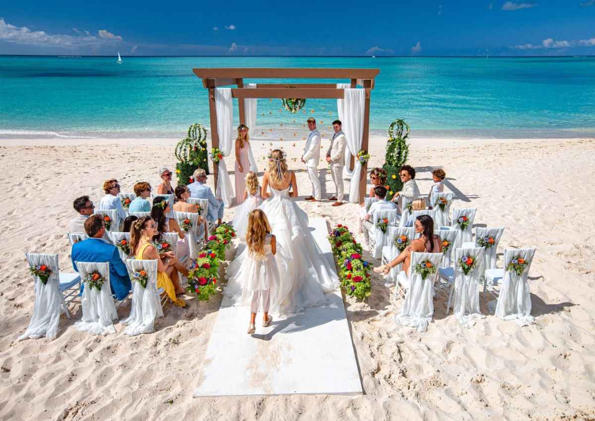 10+ "Coolest" Wedding Themes Ideas for Summer | Designa